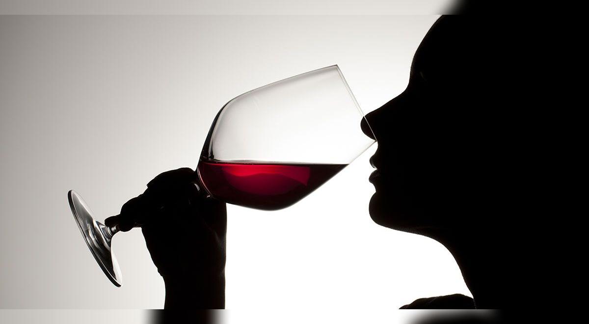 ¿Es saludable beber una copa de vino al día?