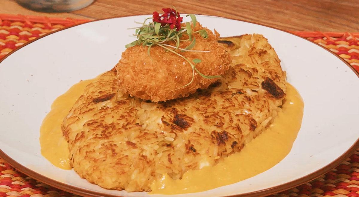 Tacu tacu de locro con huevo pochado crocante: receta paso a paso