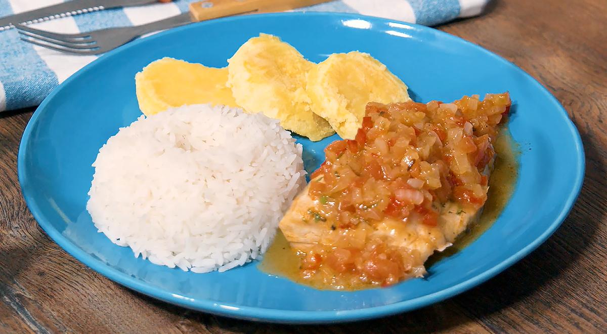 Pescado entomatado: receta paso a paso (VIDEO)