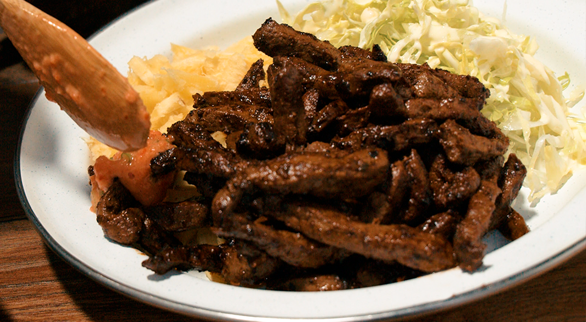 Así se prepara un higadito con yuca al estilo carretillero, una ...