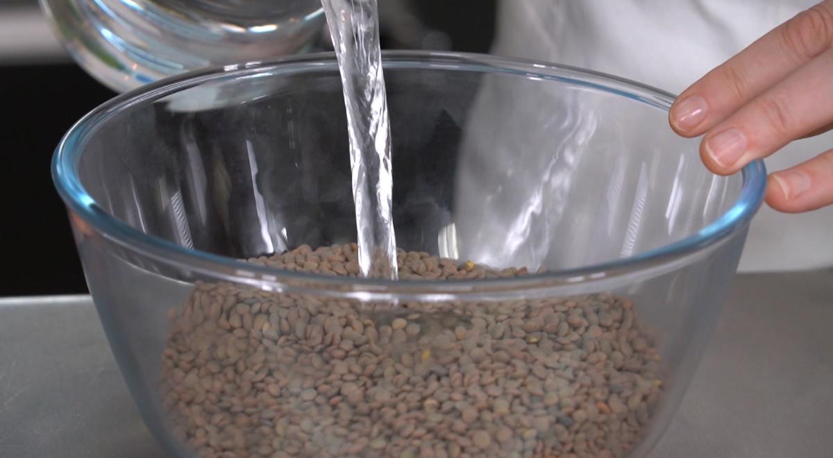 ¿Se deben remojar las lentejas antes de cocinarlas?