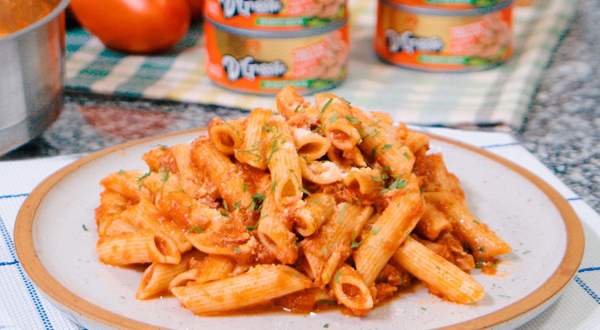 Fideos rojos con atún: receta completa (VIDEO)