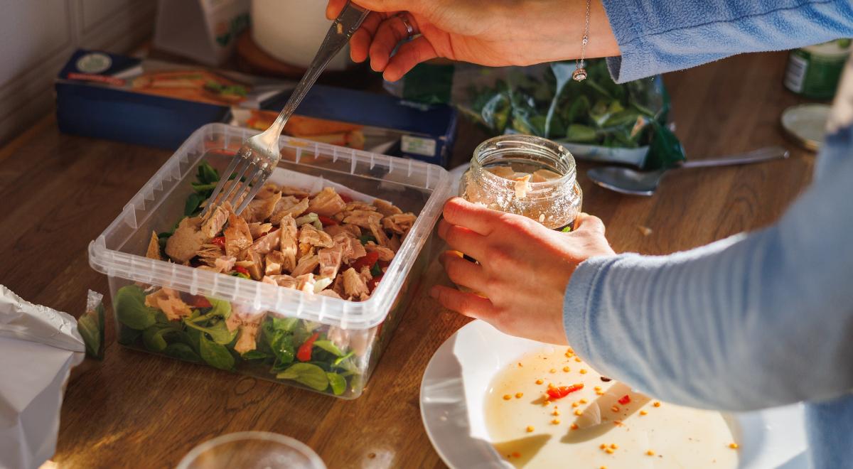 El riesgo de guardar comida en tupper de plástico y qué usar en su lugar