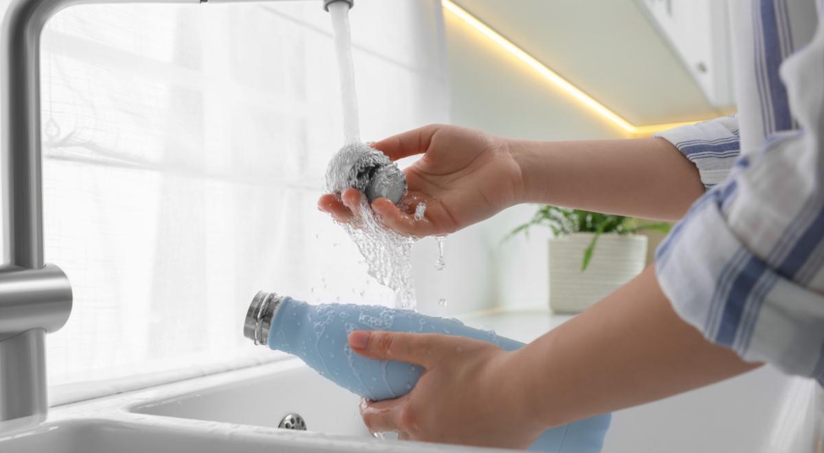La manera correcta de limpiar termos y botellas, según expertos en ...
