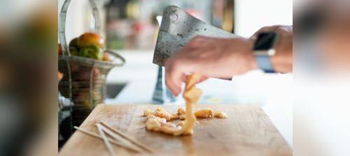 Por qué es un error quitarle la piel al pollo antes de cocinarlo